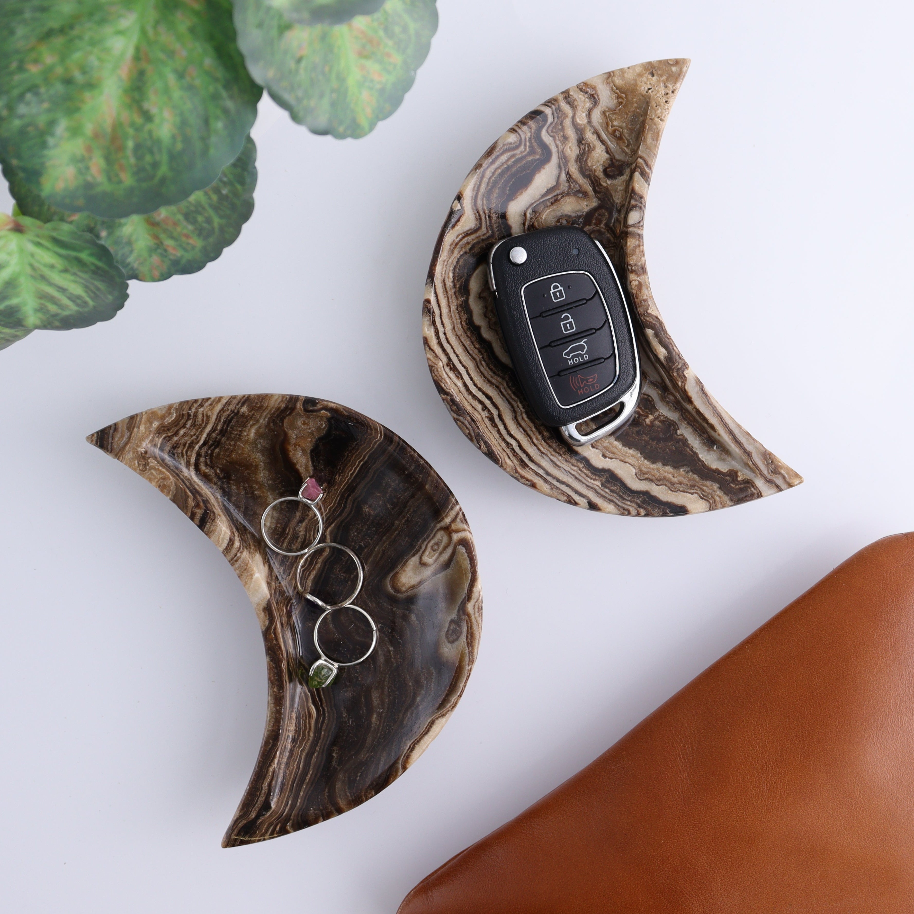 One Chocolate Onyx Moon Dish – Mi Esperanza Minerals